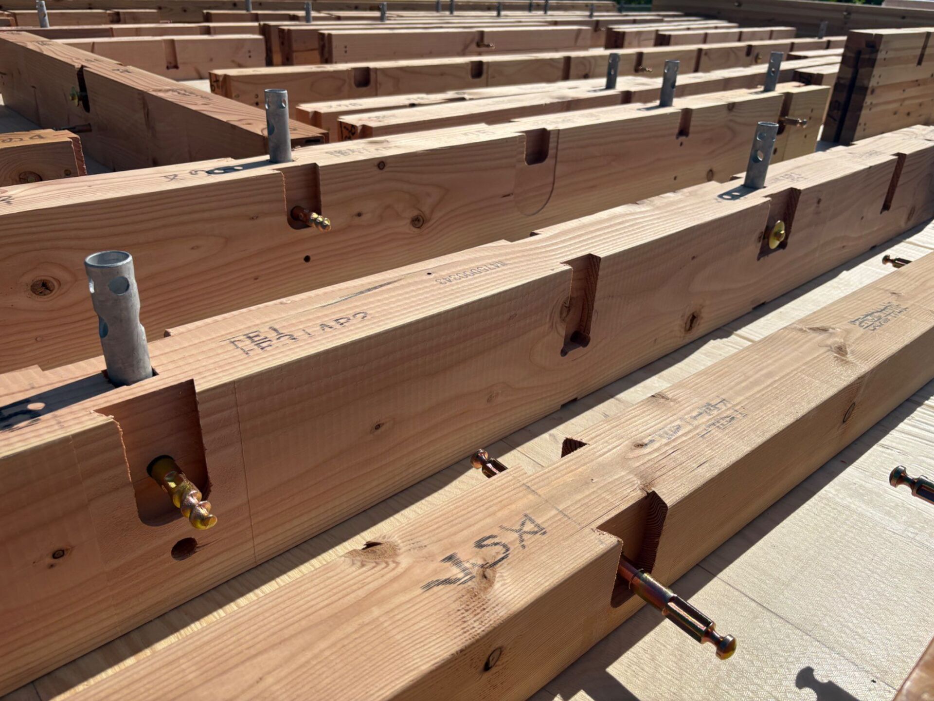 構造材搬入～組付け: 山形市）I様ご家族の『機能性、効率的、気持ちが安定するいえ』